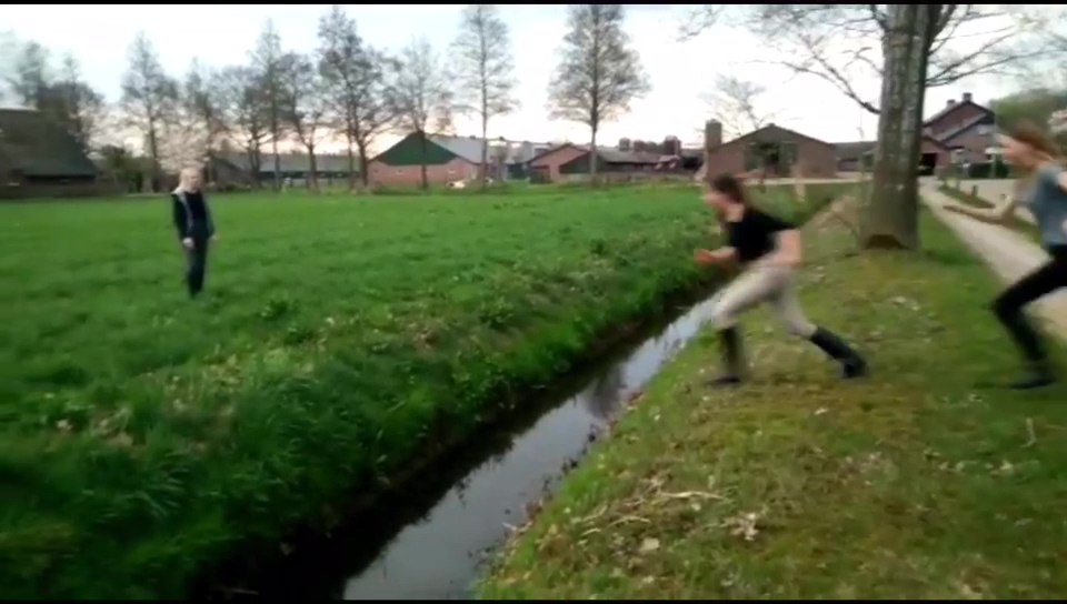 DUMPERT - Boeren paardenmeisje flikkert in de sloot