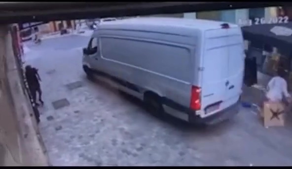 DUMPERT - BREEK: bestelbus rijdt in op terras Brussel!