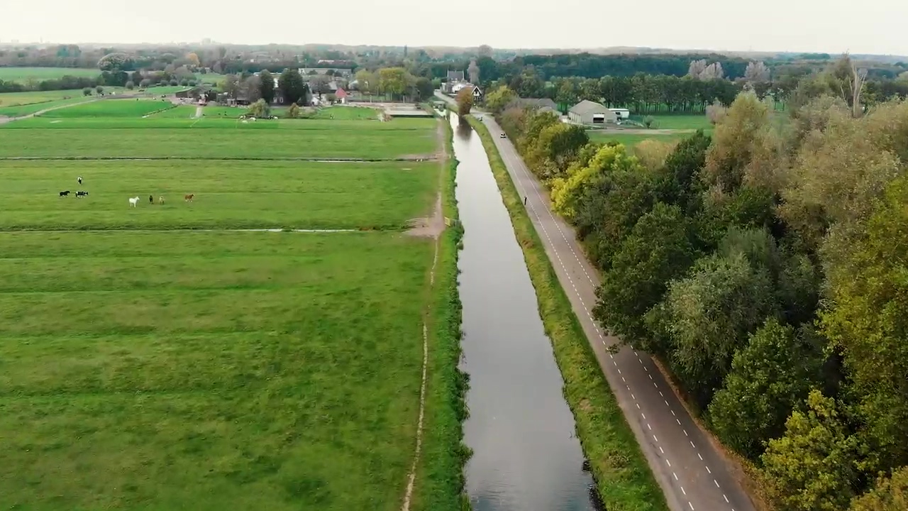 DUMPERT - Met 90 km/h door de sloot