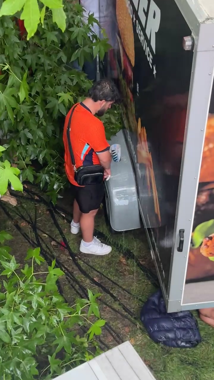 DUMPERT - Ff pissen achter deze wagen..