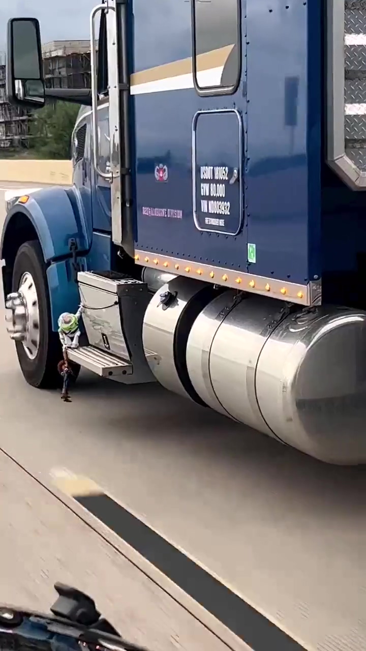 DUMPERT - Hou vol Woody