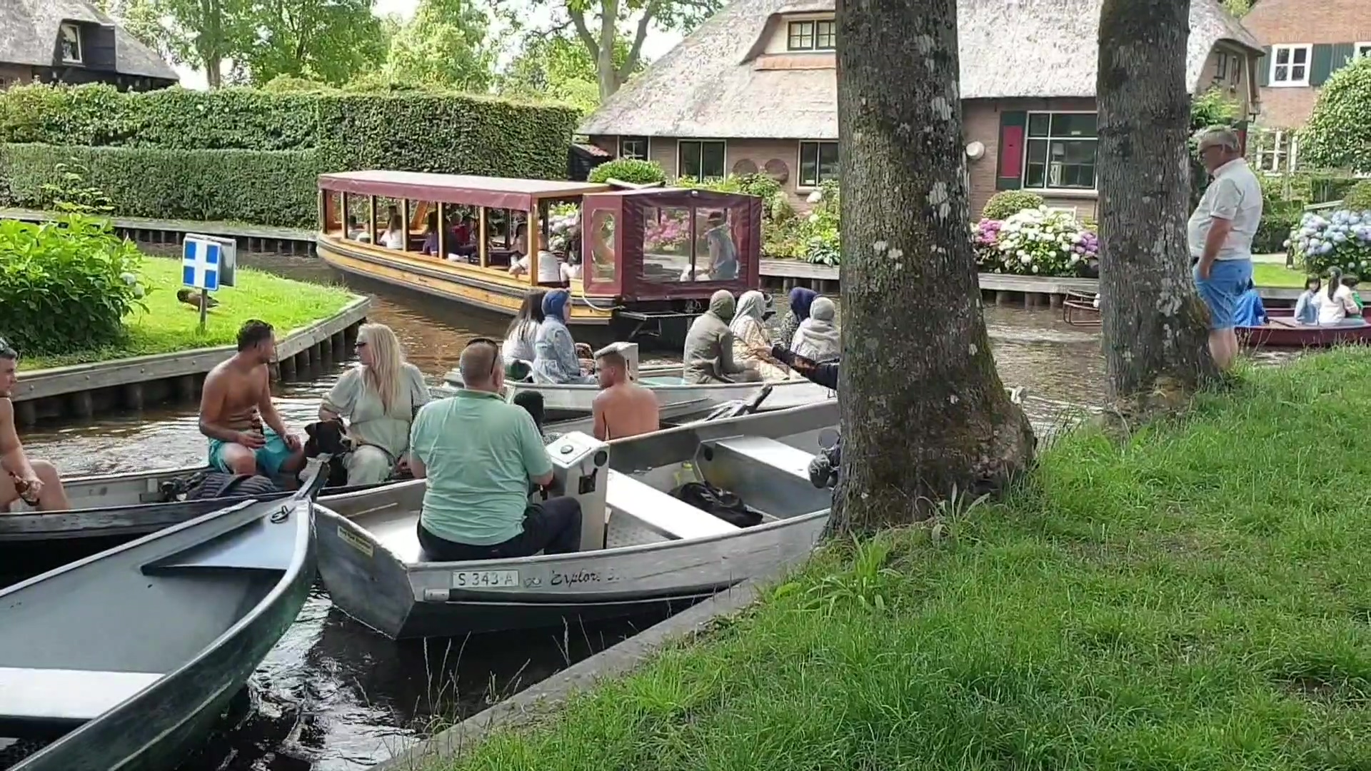 DUMPERT - Van varen in een boot naar zwemmen in de sloot
