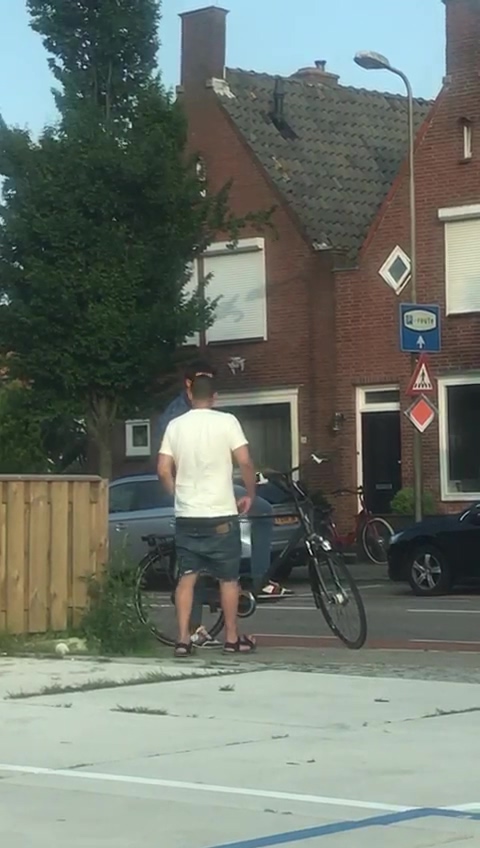 DUMPERT - Pissen op straat