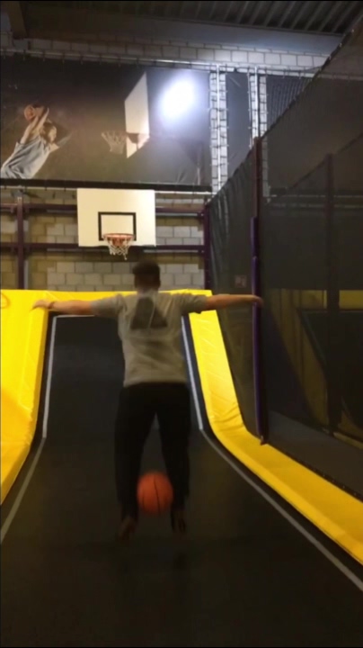 DUMPERT - Kobe op de trampoline