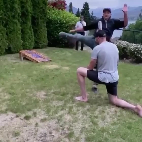 DUMPERT - Blikje wegtrappen