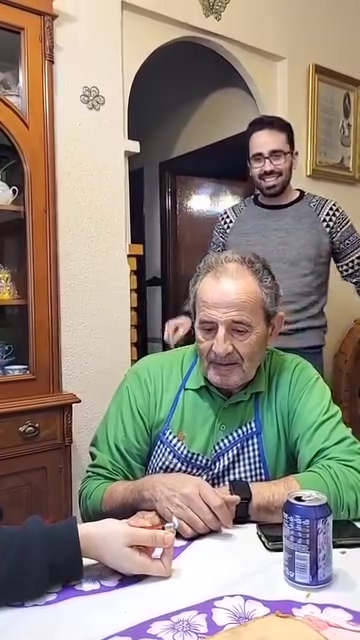 DUMPERT - Luister naar het vuurwerk opa