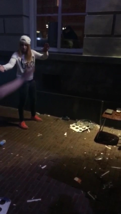 DUMPERT - Zatte chick doet handstand