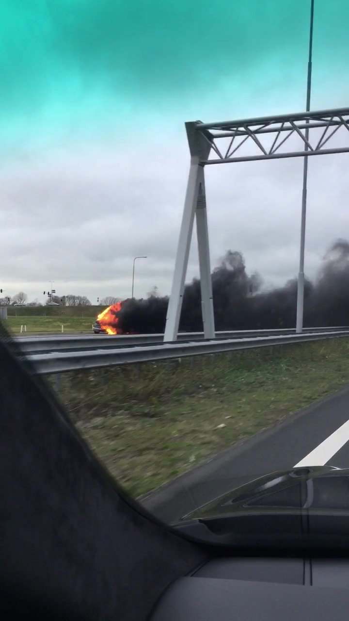 DUMPERT - Auto explodeert op A2