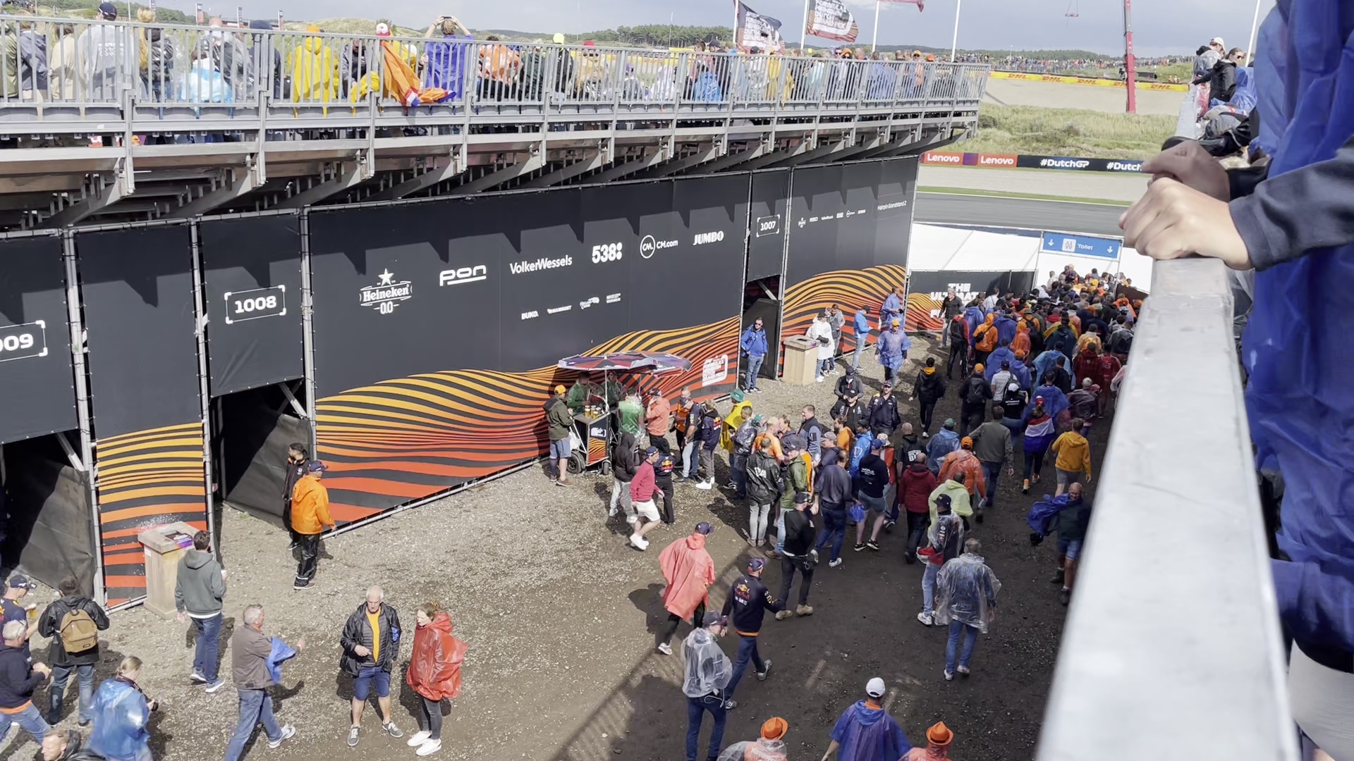 DUMPERT - Safety car? Even snel naar het toilet!!