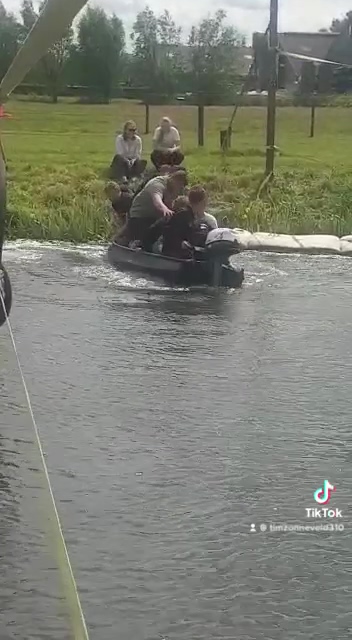 DUMPERT - Slootjeduiken met je motorbootje