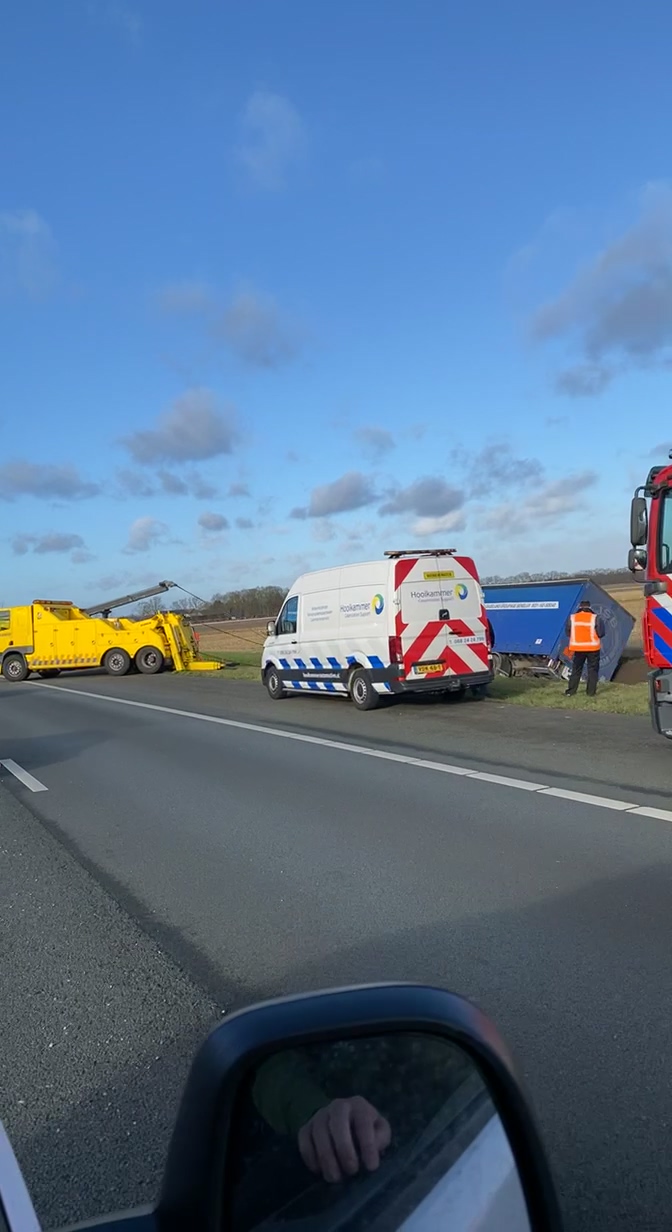 DUMPERT - Vrachtwagen van Mercedes in de sloot