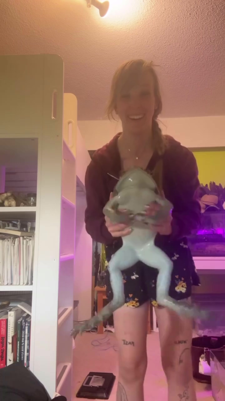 DUMPERT - Meisje met dikke pad