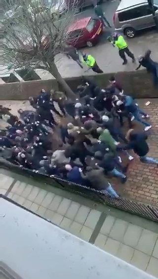 DUMPERT - Engelse supporters bespreken wedstrijd