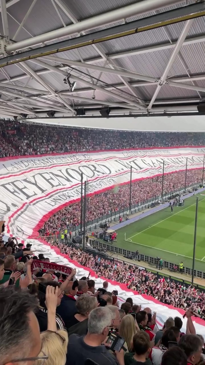 DUMPERT - Feyenoord grootste spandoek eindresultaat
