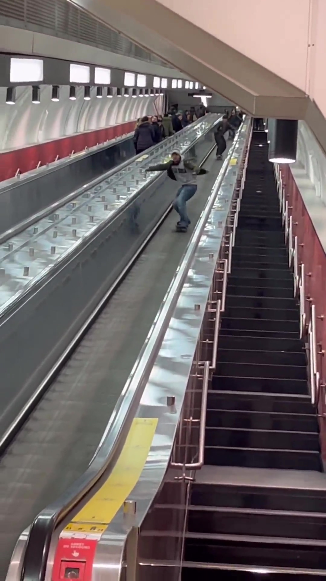 DUMPERT - Met skateboard van de roltrap