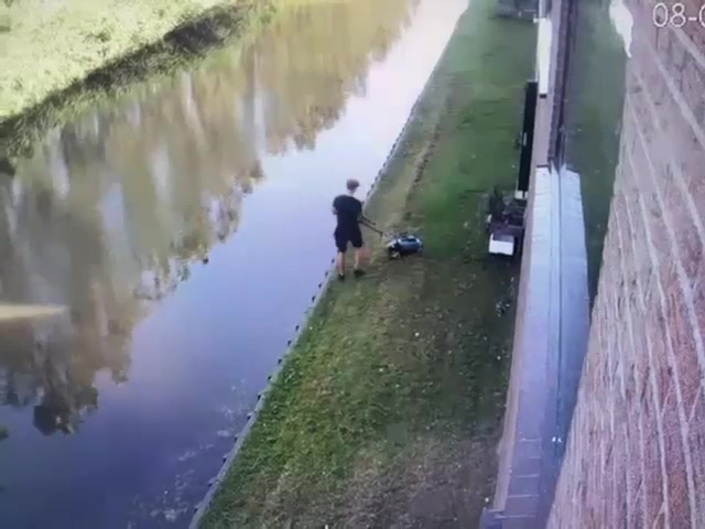 DUMPERT - Grasmaaien bij de sloot