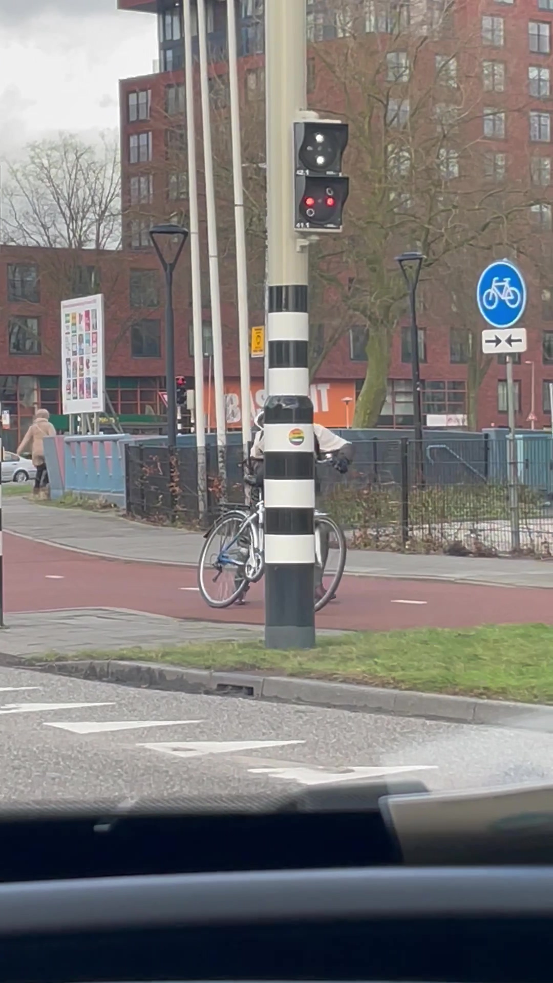 DUMPERT - Spring maar achterop bij mij