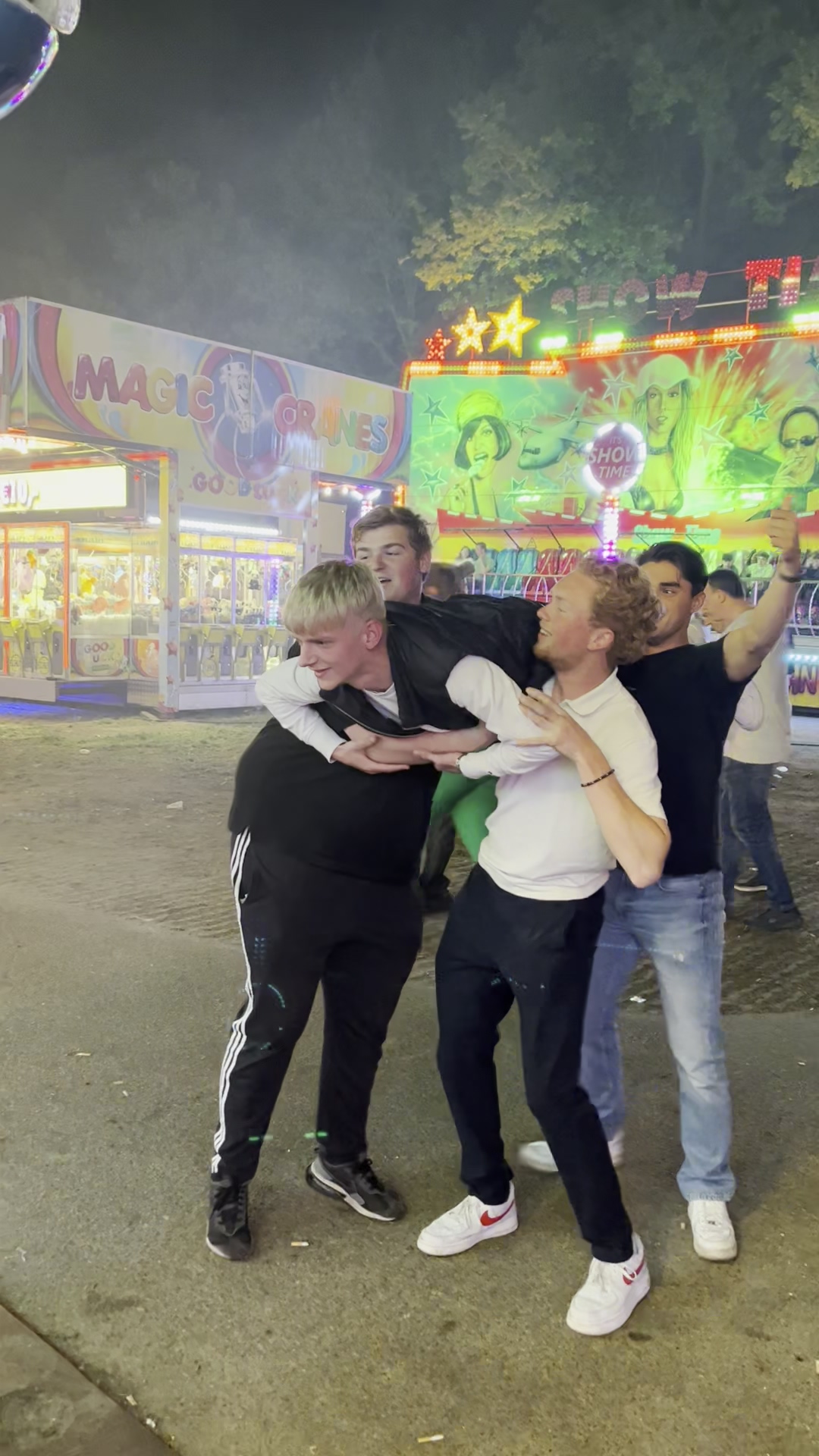 DUMPERT - Stormram op de kermis