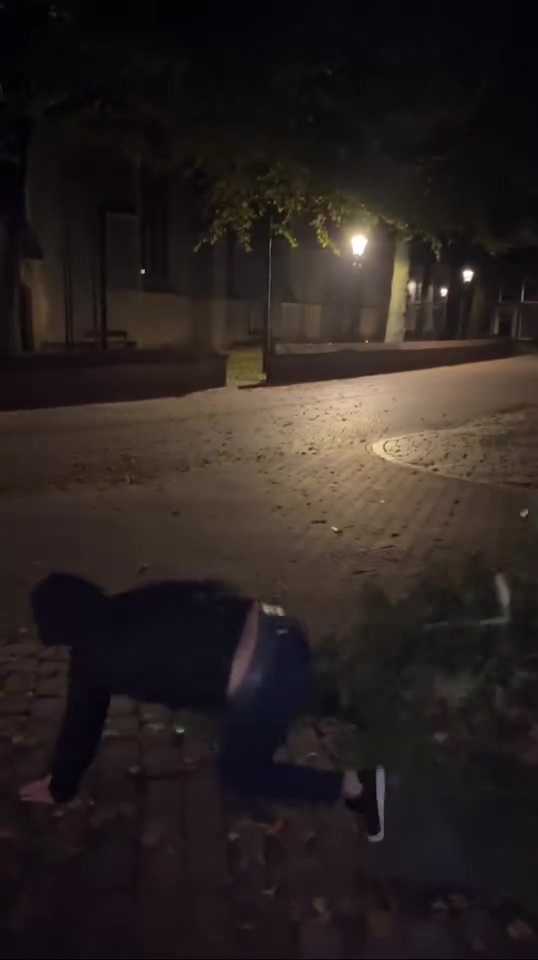 DUMPERT - Jongens kijk eens hoe lenig ik ben