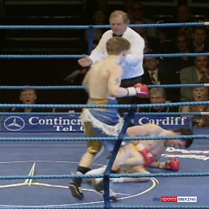 DUMPERT - Ricky Hatton heeft een lelijke bodyshot