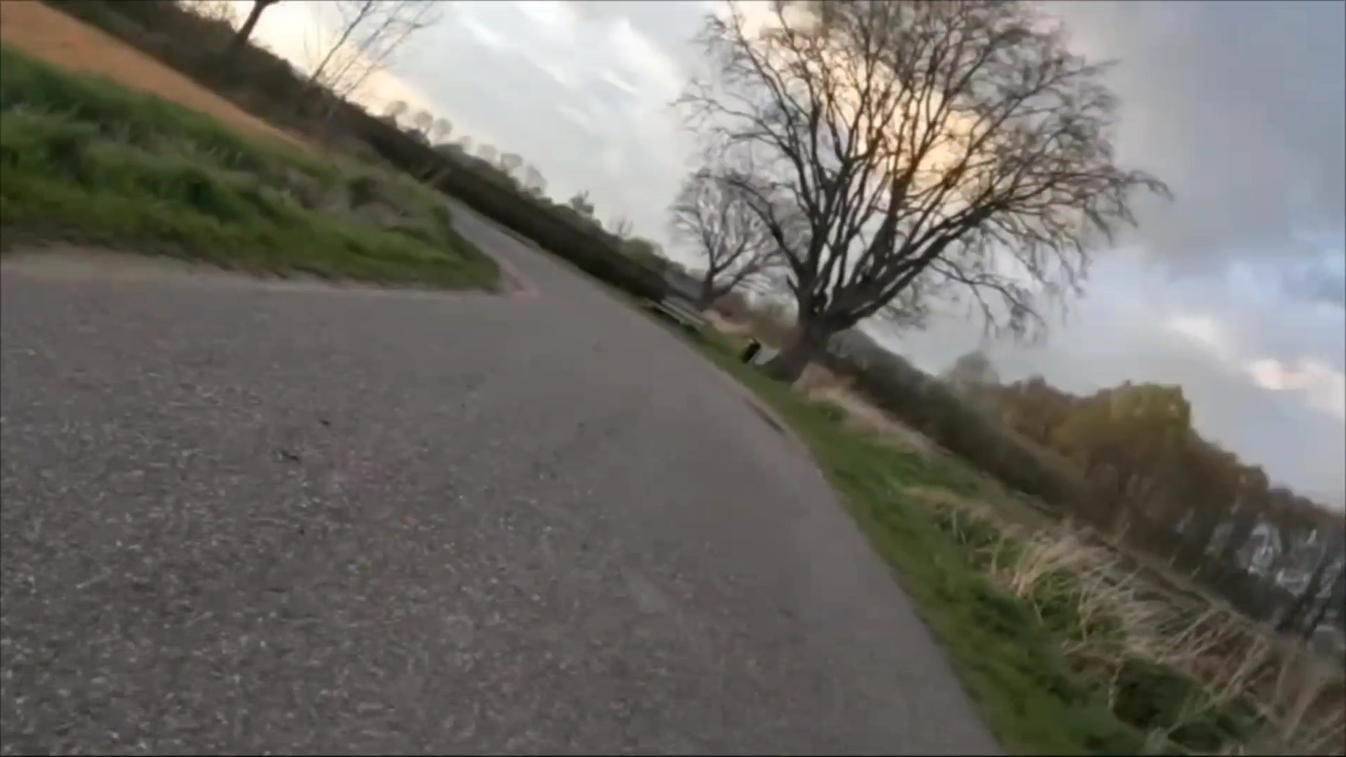 DUMPERT - Stoeltje slepen achter auto gaat fout