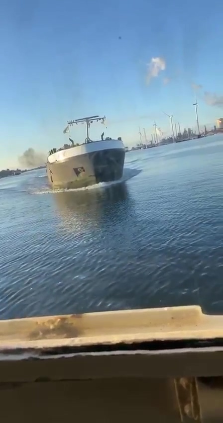 DUMPERT - Tanker kopt pont in Velsen