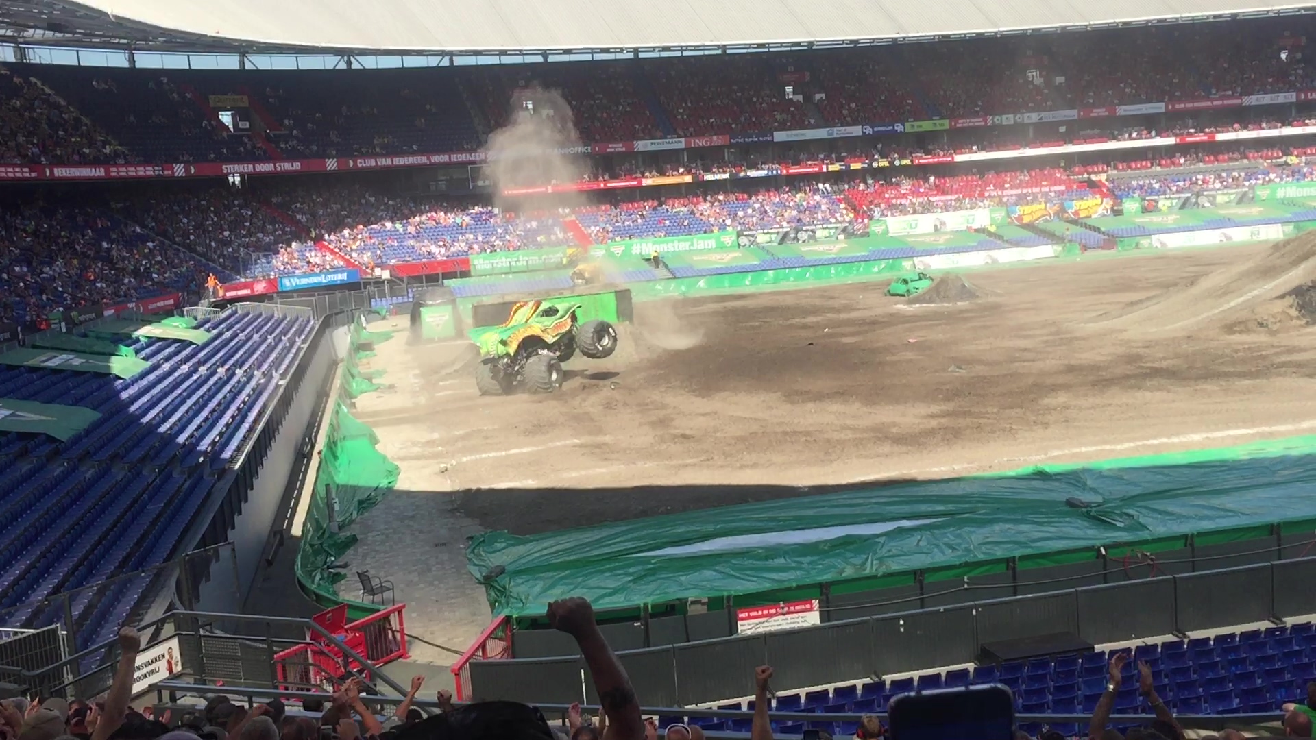 DUMPERT - Backflip met je monstertruck