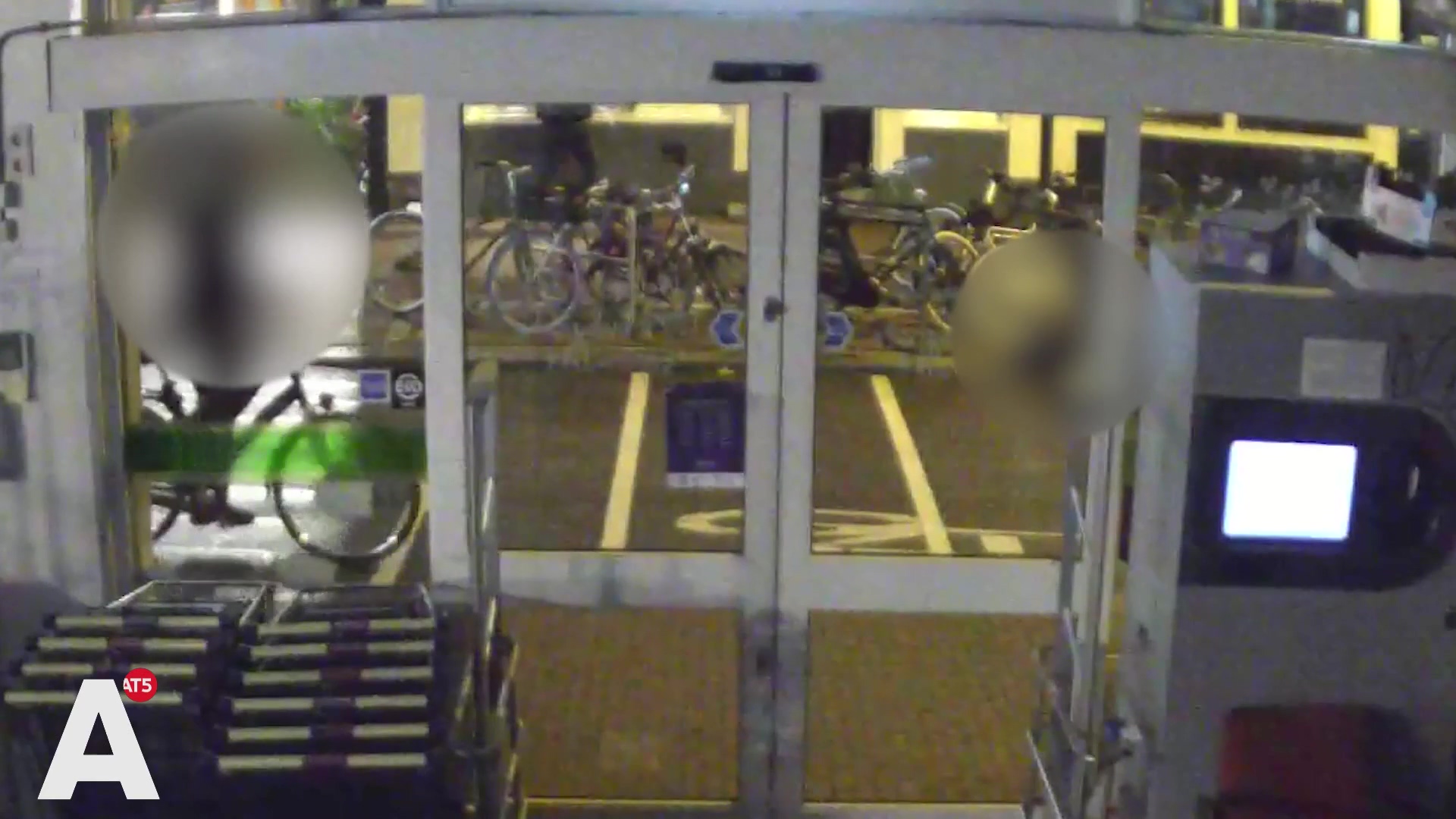 DUMPERT - Loser mept toerist knockout