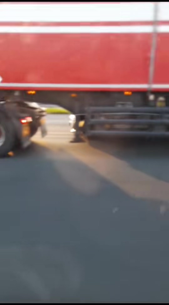 DUMPERT - Vrouw parkeert auto bijna in vrachtwagen op de A2