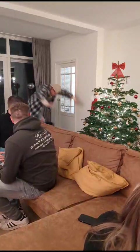 DUMPERT - Handstand tegen Kerstboom