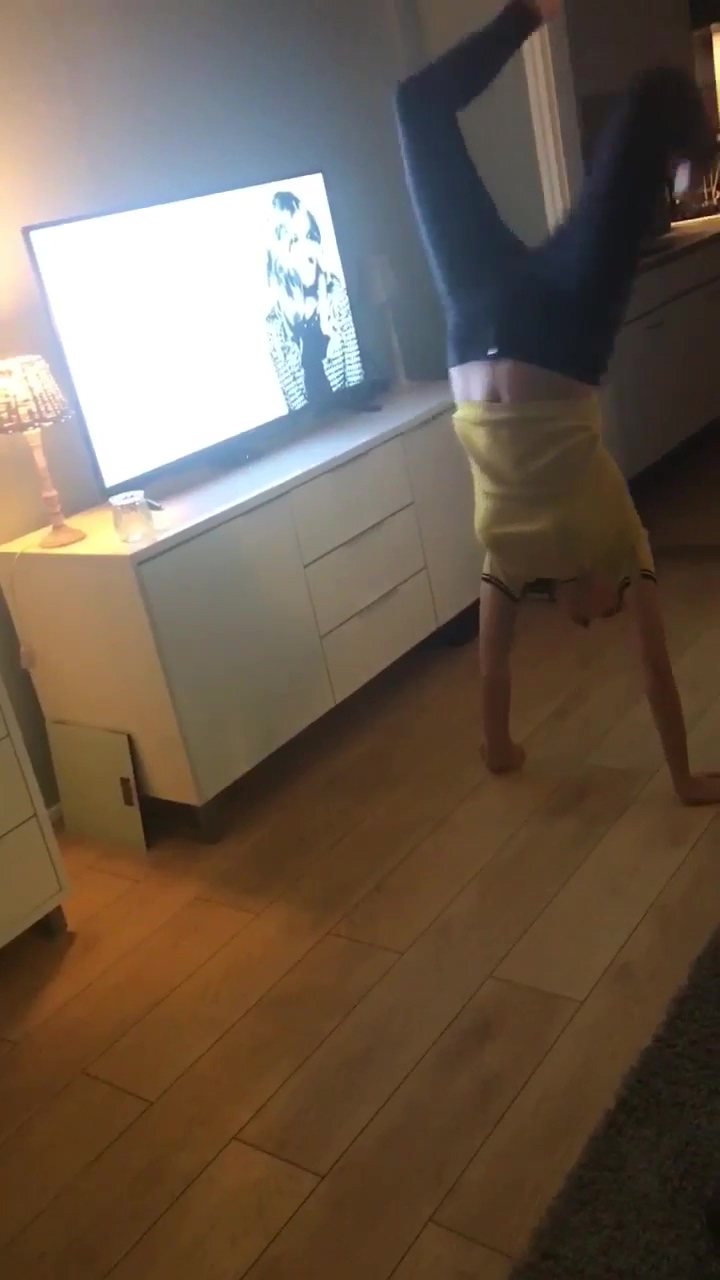 DUMPERT - Liev meiske doet handstand