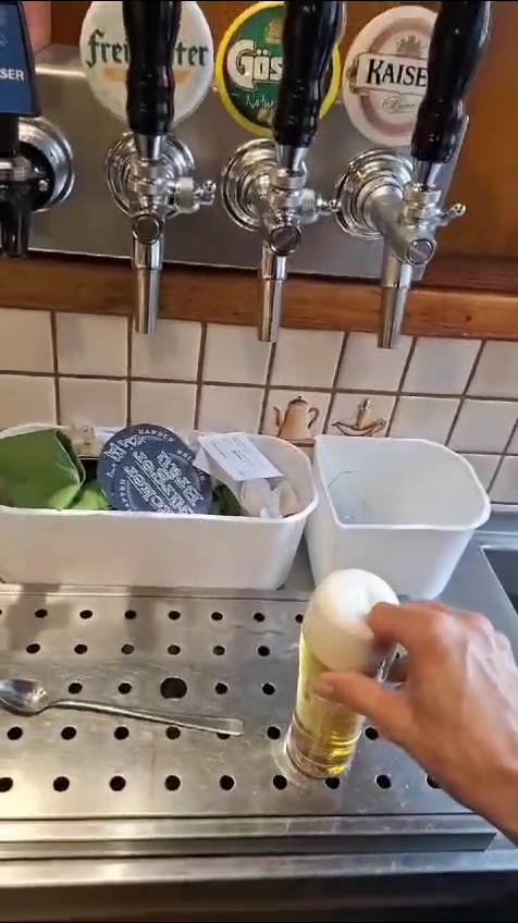 DUMPERT - Pilsje tappen op zijn Duitsch