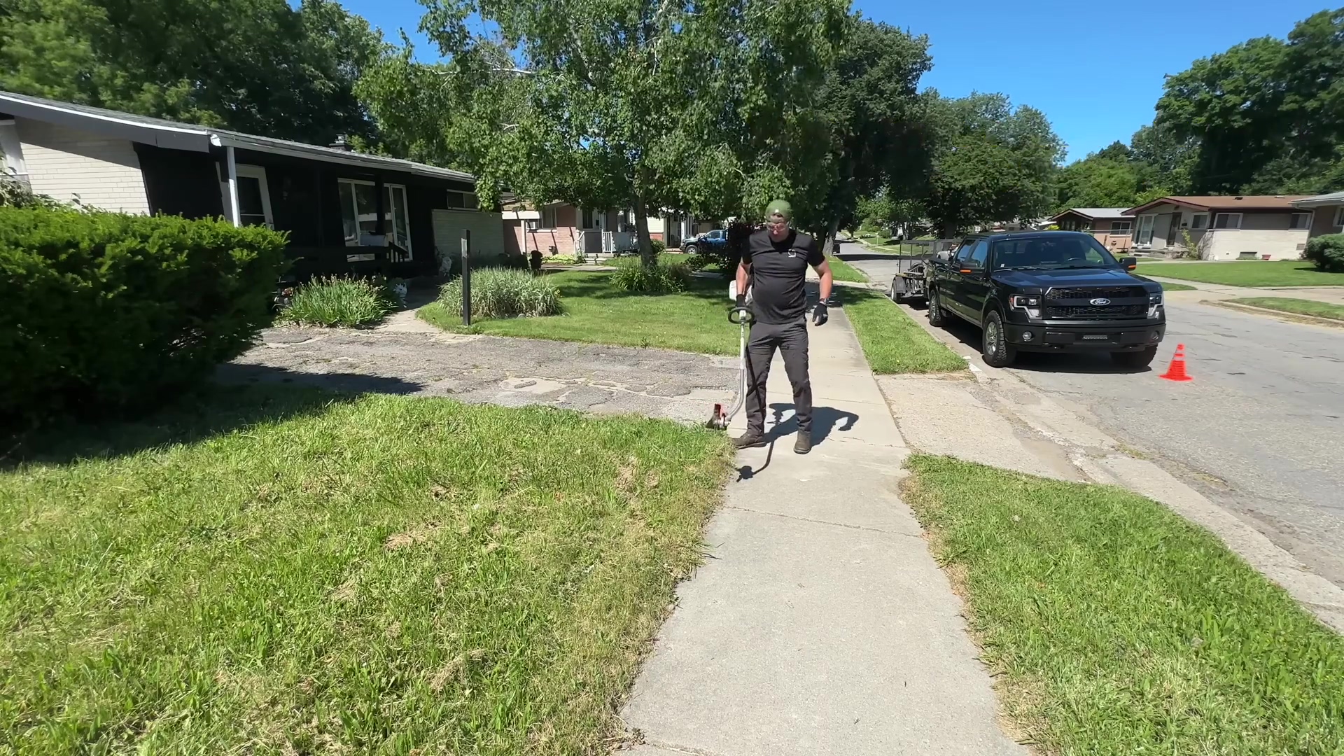 DUMPERT - Barmhartige samaritaan maait gratis random grasveldje