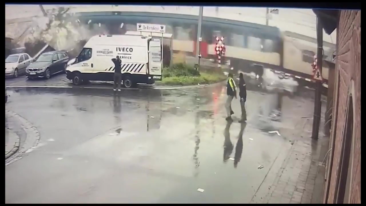 DUMPERT - Trein kopt vrachtwagen in België