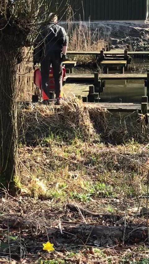 DUMPERT - Jongen valt in sloot door kruiwagen