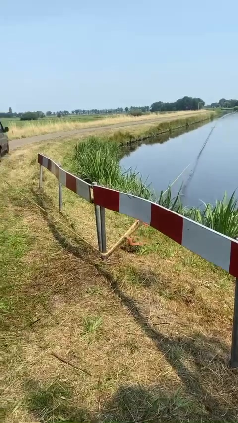 DUMPERT - Waterpret in de sloot