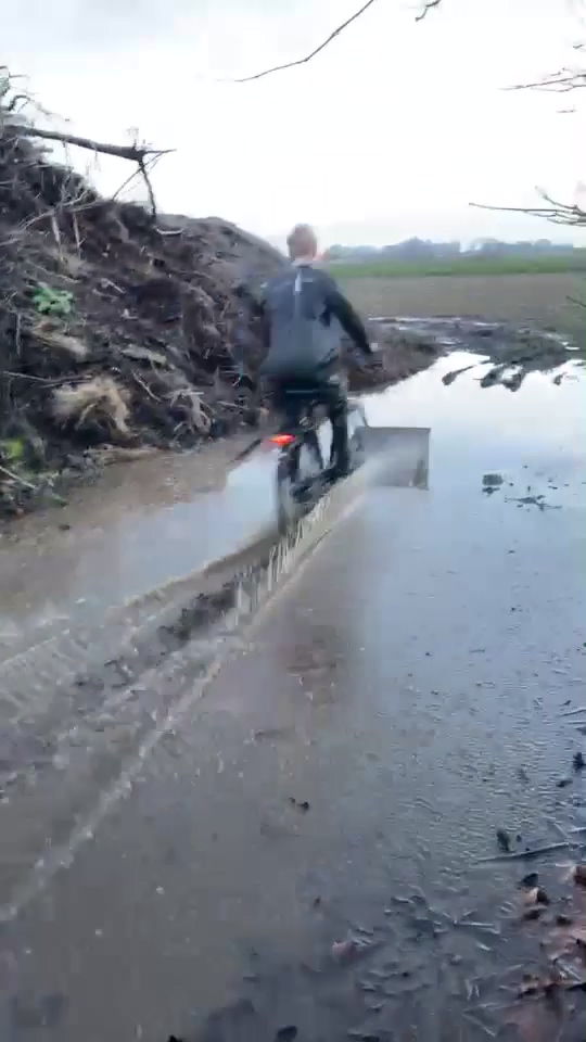 DUMPERT - Schans pakken met fiets