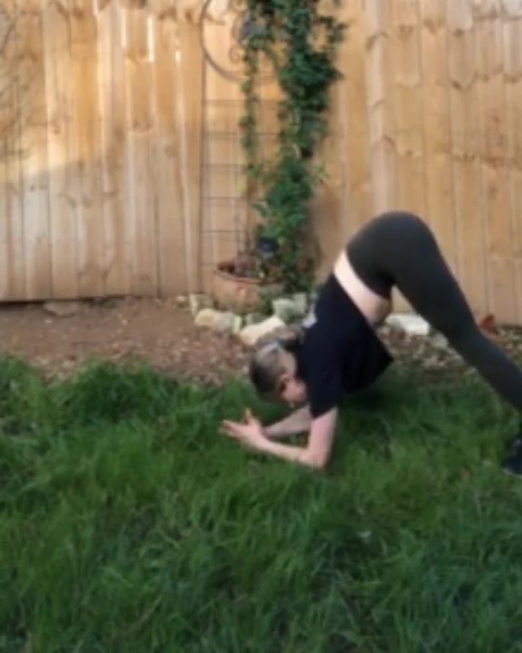 DUMPERT - Handstand in het gras