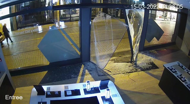 DUMPERT - Ramkraak Samsung en Apple store Breda