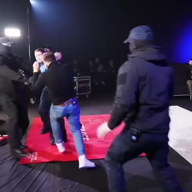 DUMPERT - Staredown op zijn Russisch