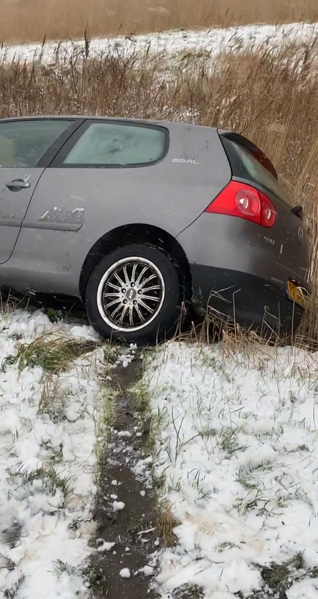 DUMPERT - Auto in de sloot