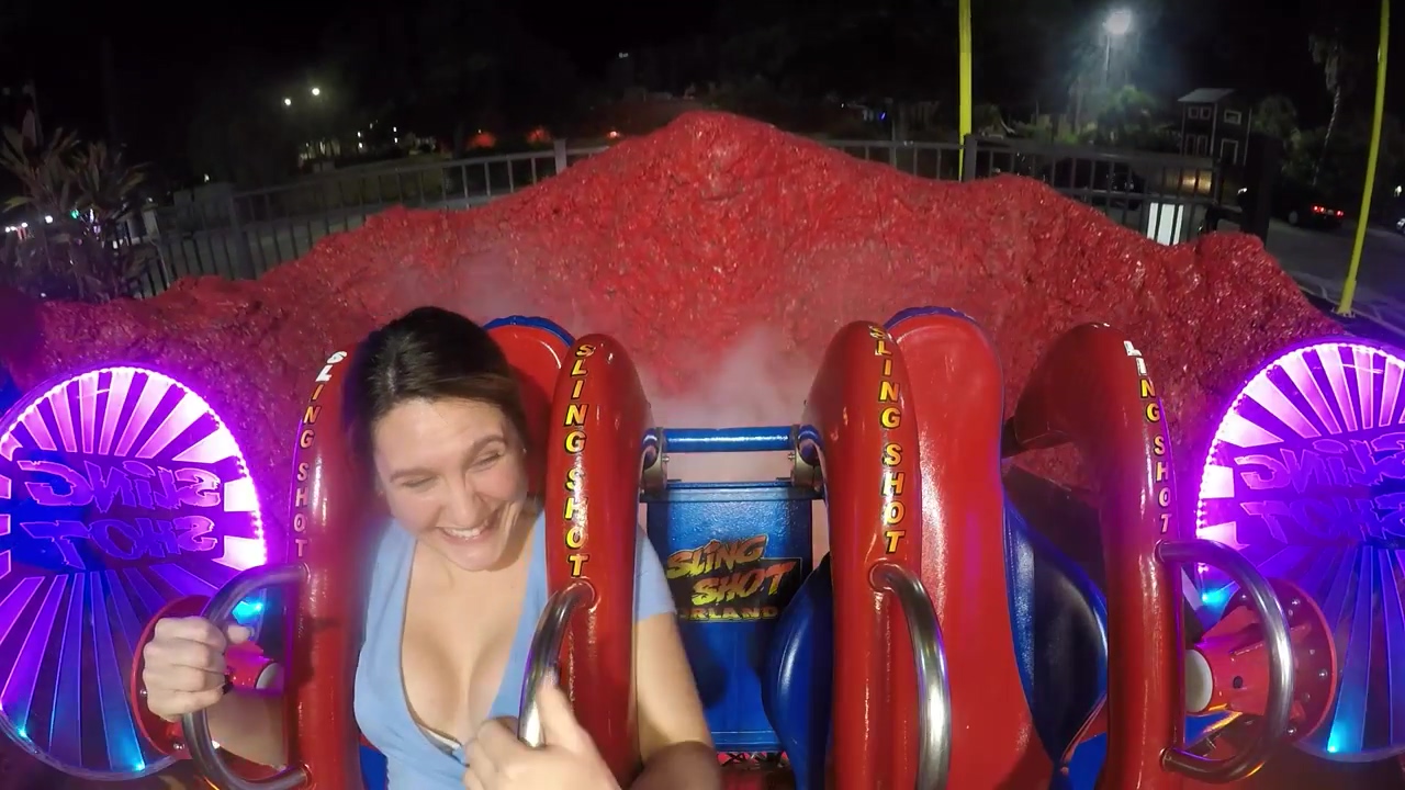 DUMPERT - Vrouw helemaal alleen in slingshot