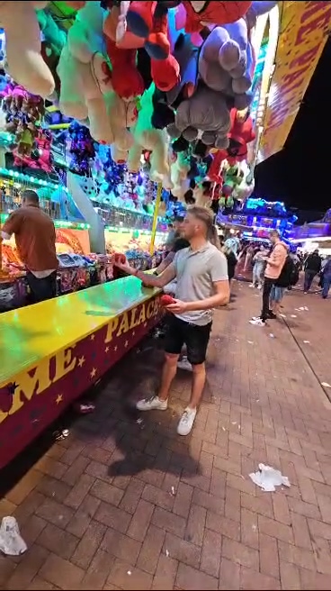 DUMPERT - Ballen gooien op de kermis