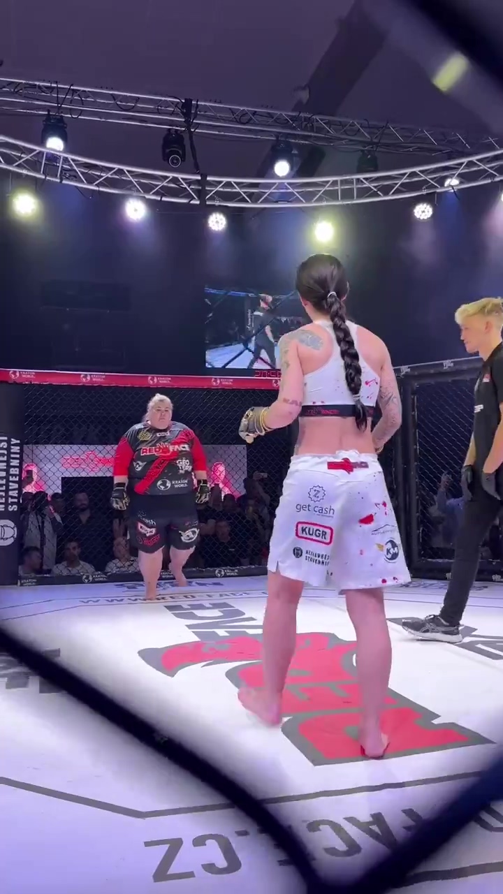 DUMPERT - Judomeisje KO't zichzelf