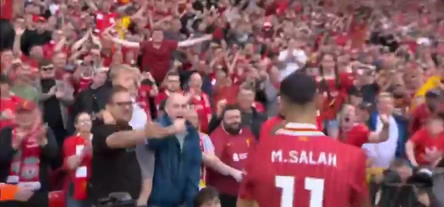 DUMPERT - Mo Salah neemt ff selfie met publiek