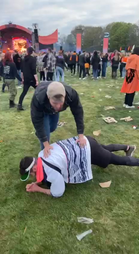 DUMPERT - Mongool doet handstand