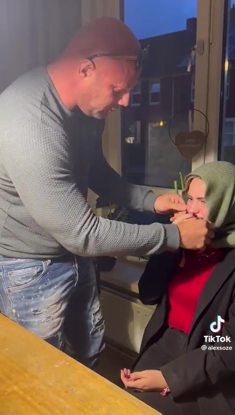 DUMPERT - Vader-dochter praatje met Alex Soze