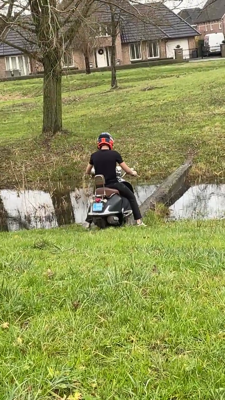 DUMPERT - Klein stuntje met de scooter