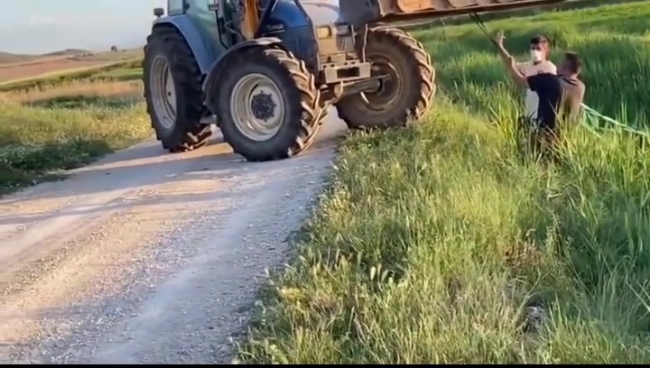 DUMPERT - Jut en Jul redden een auto uit de sloot