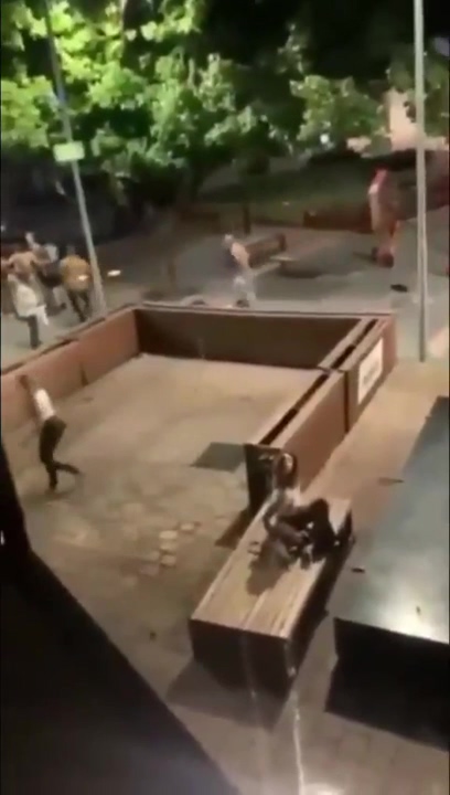 DUMPERT - Ruige vent krijgt portie karma